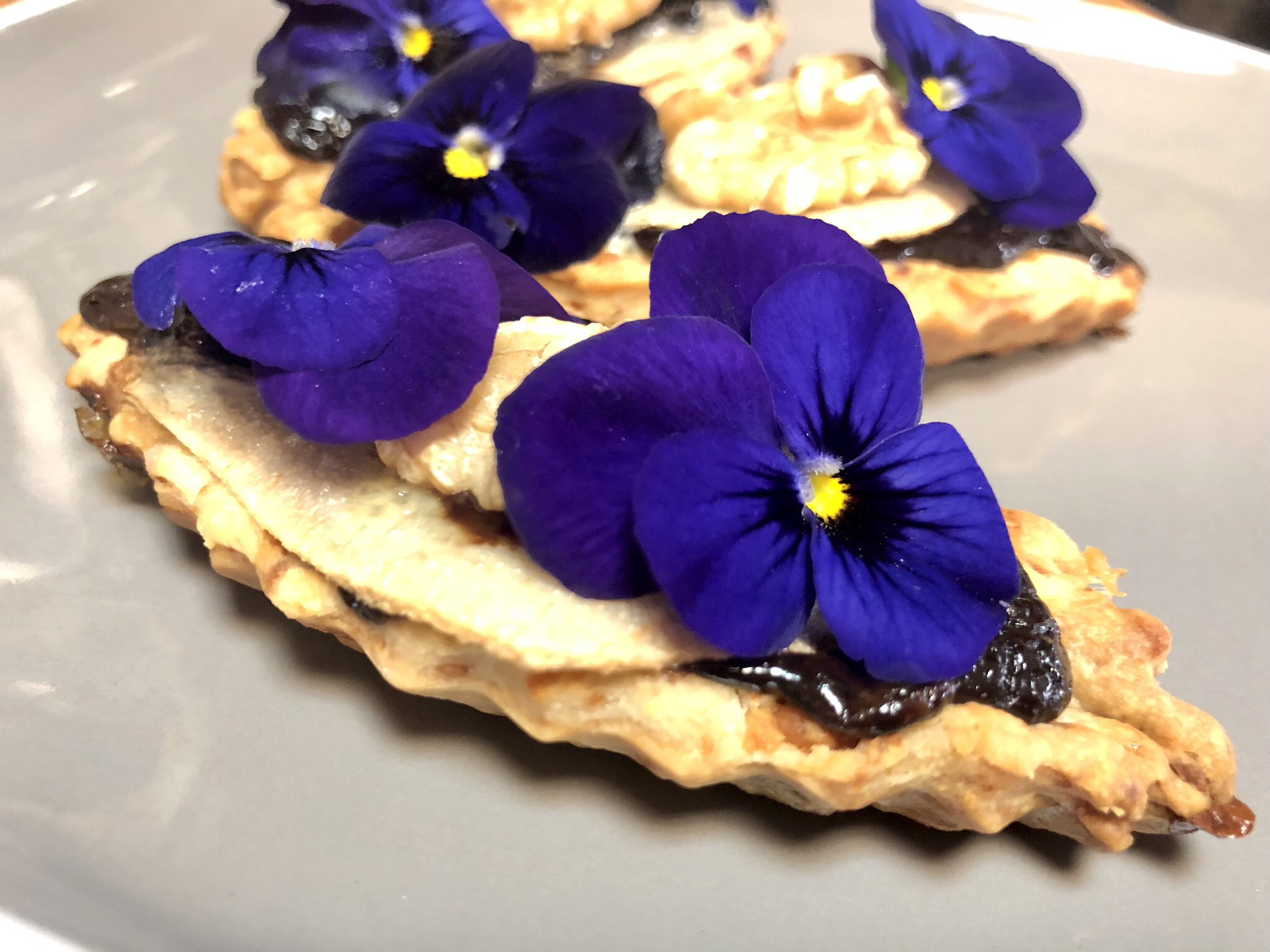 Tartlets with blue cheese, pears and chocolate sauce ⋆ In The Family Pot